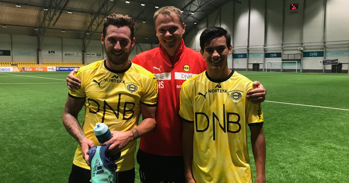 Martin og Baccay med opprykksgave til Eidsvold Turn / Lillestrøm